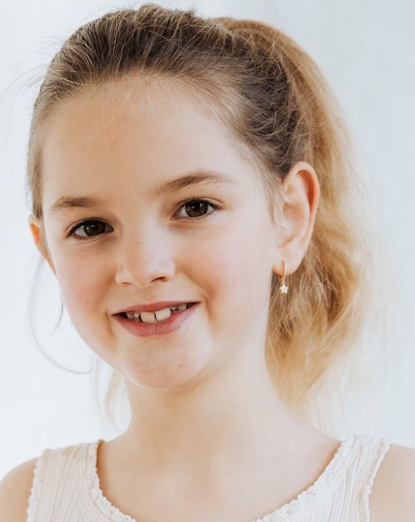 Amélie V | Network Model Agency