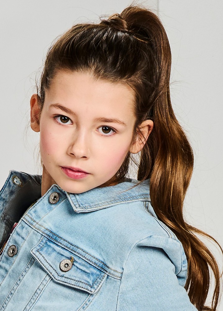 Mila vG | Network Model Agency