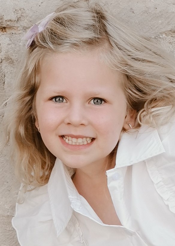 Amélie Stro | Network Model Agency